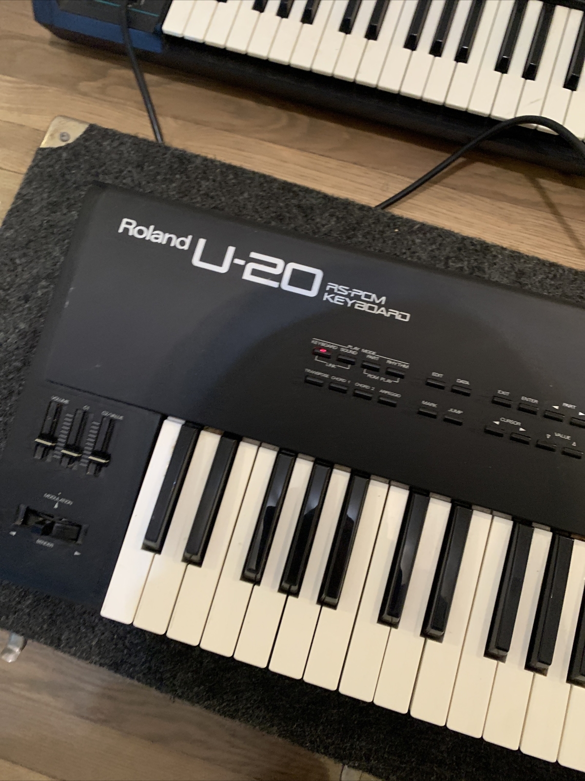 Roland U20 RS-PCM Keyboard Synthesizer for Parts Or Repair With Case ...