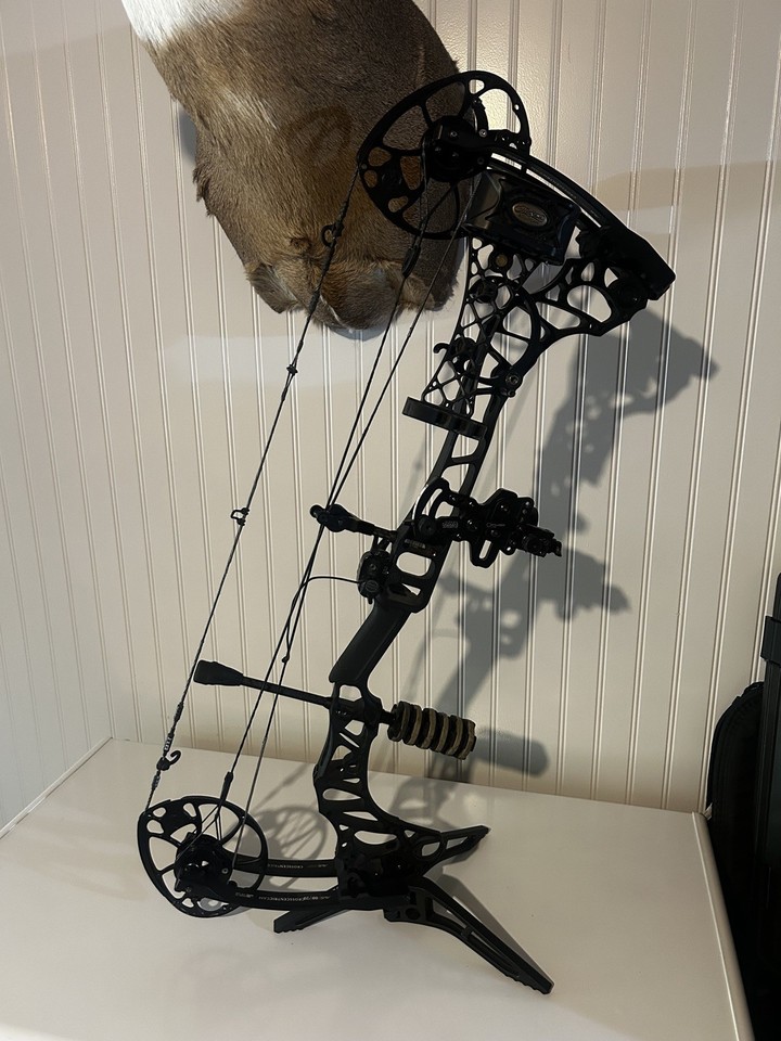 Mathews Vertix RH 60# 29in engage limb legs QAD rest Mathews quiver HHA ...