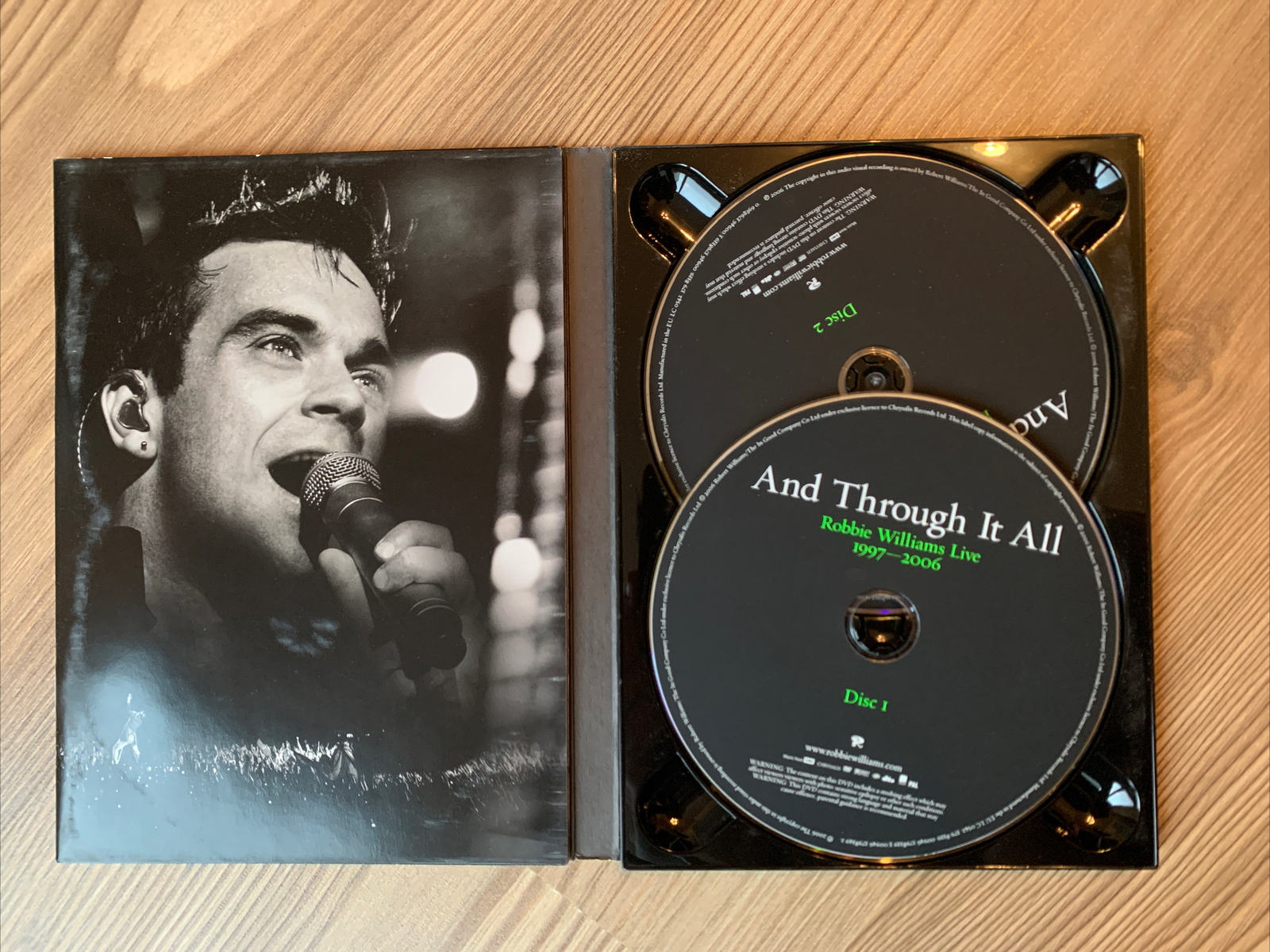 And Through It All: Robbie Williams Live 1997-2006 von Robbie Williams ...