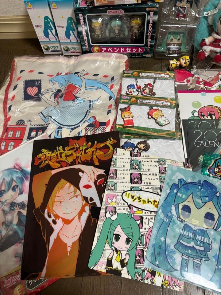 Hatsune Miku Figure & Goods Set - Collectible Merchandise Bundle | eBay