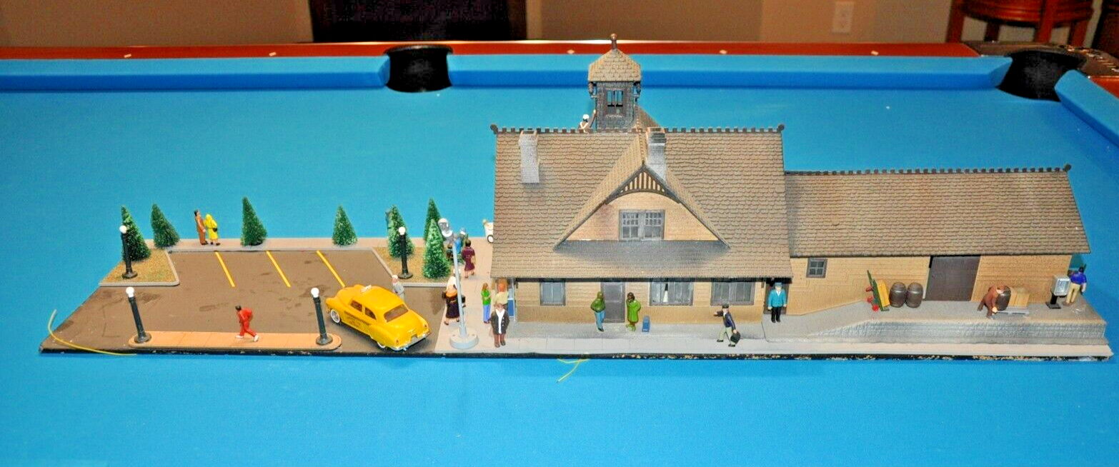 LIONEL O GAUGE RICO STATION W/PEOPLE,TREES,LIGHTS,CARS & MORE...... | eBay