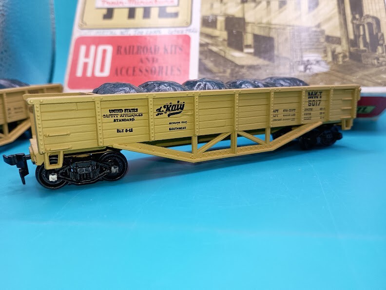 2 TRAIN MINIATURE HO 42' HART CONVERTIBLE GONDOLAS W/LOAD MKT 5017 THE ...