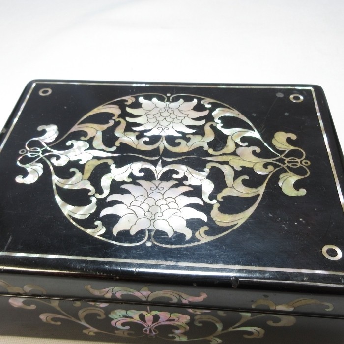 P0255: Vintage Chinese lacquer ware box with good Mother-of-pearl inlay ...