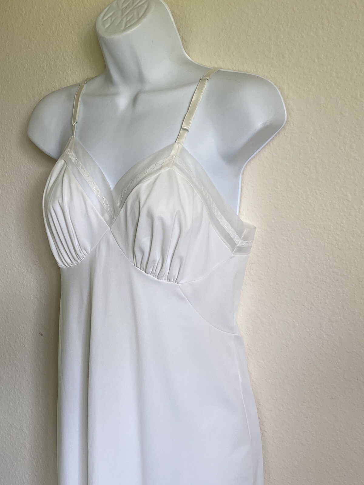 Vintage Lingerie 1960s Vanity Fair Classic Ivory Nylo… - Gem