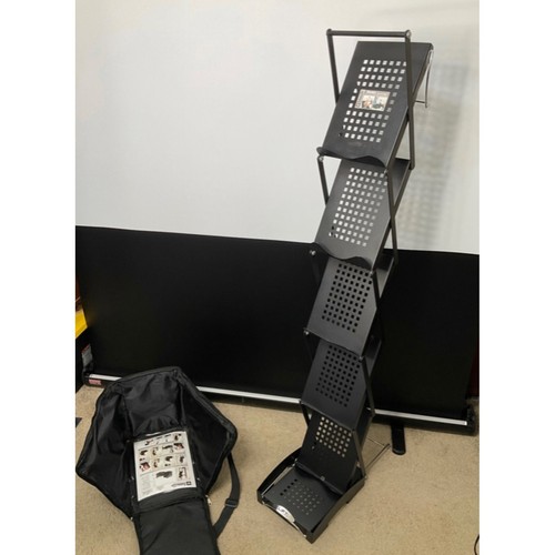 Mark Bric SWINGUP LITERATUR VITRINENSTÄNDER in Tragetasche | eBay.de