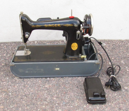 Vtg Singer Model 66 1946 Sewing Machine With Work Light & Case Tested ...
