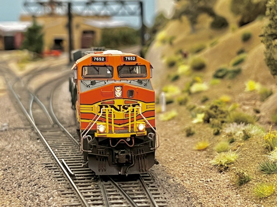 HO Scale Athearn Genesis ATHG84104 BNSF H2 ES44DC Tsunami2 DCC, Light ...