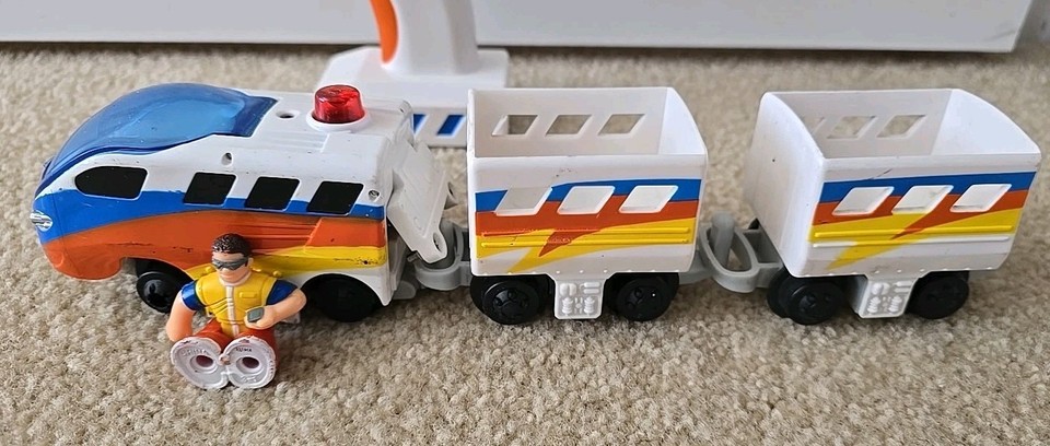 GEOTRAX GRAND CENTRAL STATION WHITE FASTEST TEAM AERO & ERIC 2 Cars ...