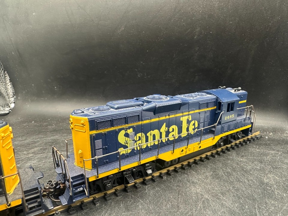 Atlas Santa Fe GP7 Diesel Engine & Dummy Set 2685 HO-Scale RUNS! | eBay