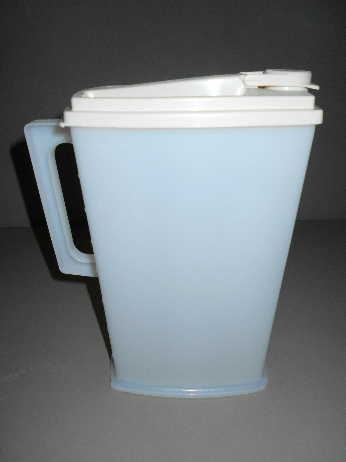 Rubbermaid 1 Gallon Rectangular Pitcher # 2414 Sheer Almond Lid Servin ...