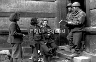 WW2 Picture Photo FEMALE GERMAN POWs WITH US OFFICERS 8545 | eBay