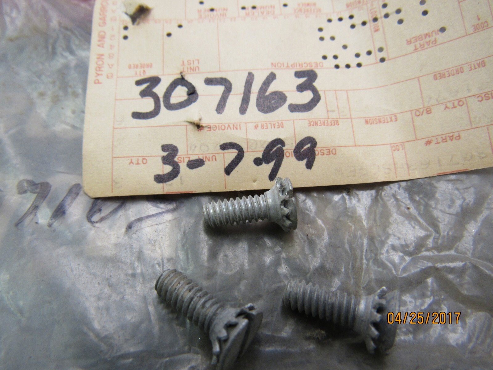 3 NEW OEM OMC JOHNSON EVINRUDE SCREWS 307163 | eBay