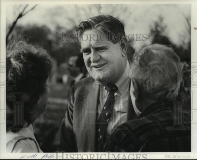 Press Photo United States Senator Howell T. Heflin Speaks To Others ...