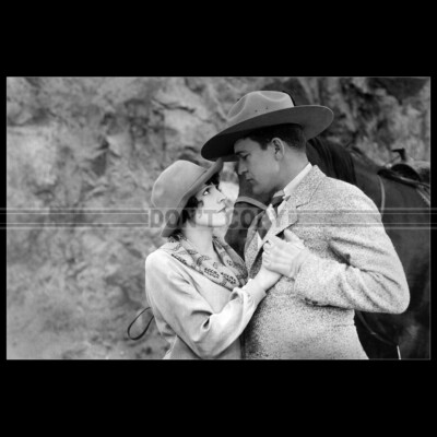 Photo F.023111 WARNER BAXTER & MARIETTA MILLNER (DRUMS OF THE DESERT ...