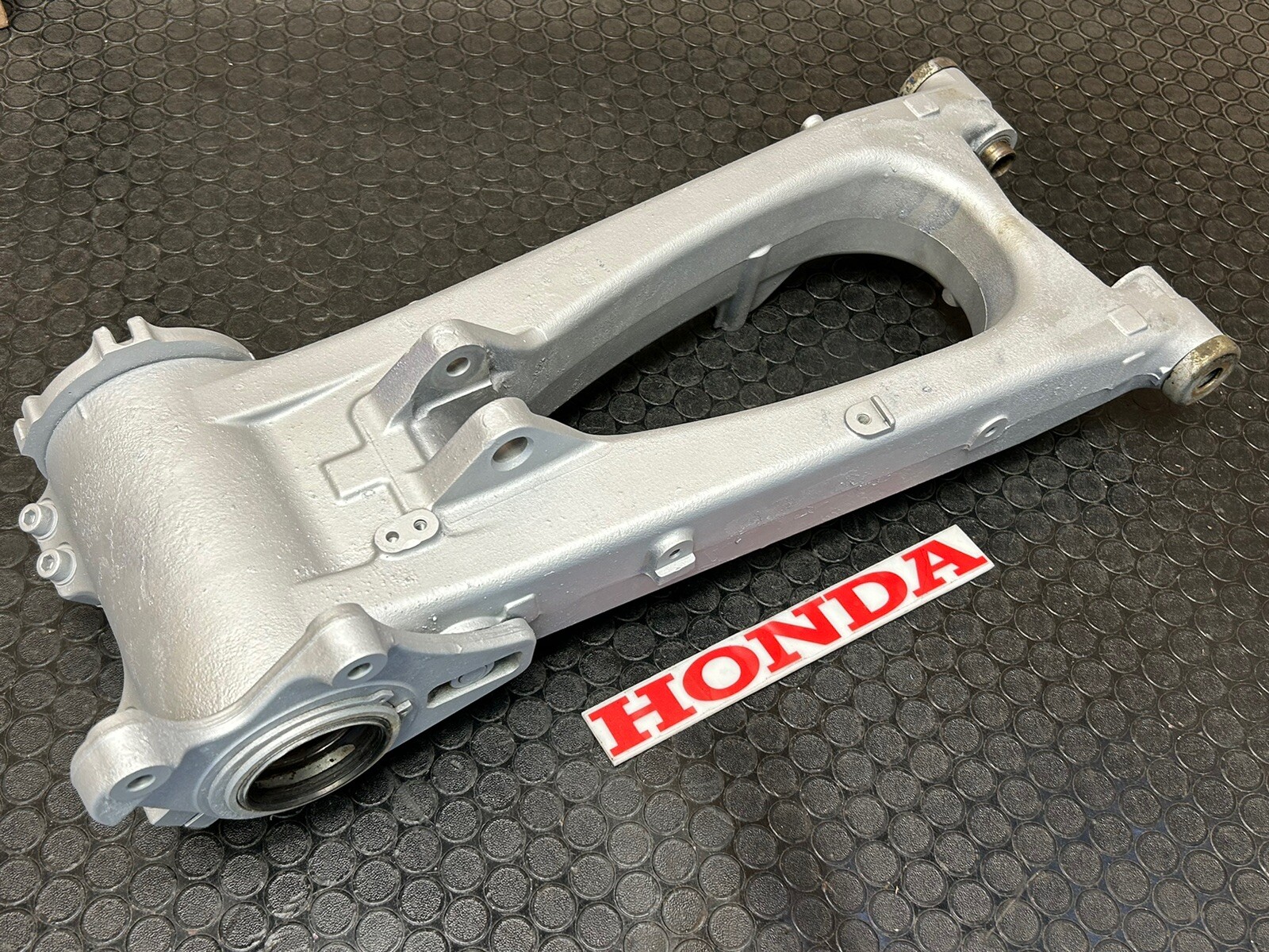 05-07 HONDA 400EX OEM REAR SUSPENSION SWINGARM AXLE CARRIER 🔥FAST SHIP🔥 ...