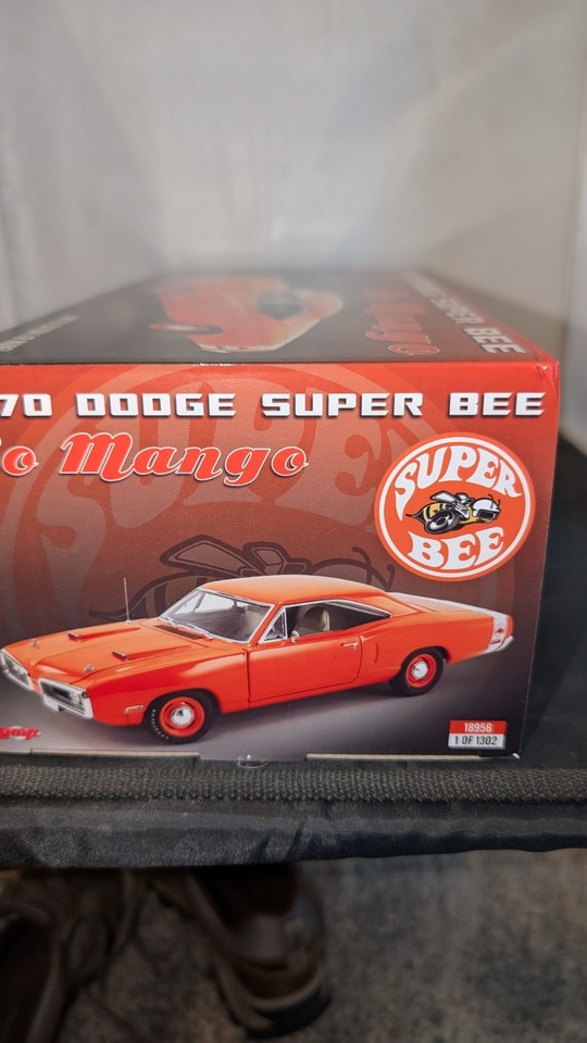 GMP 18956 - 1970 DODGE CORONET SUPER BEE GO MANGO WHITE STRIPE 1:18 ...
