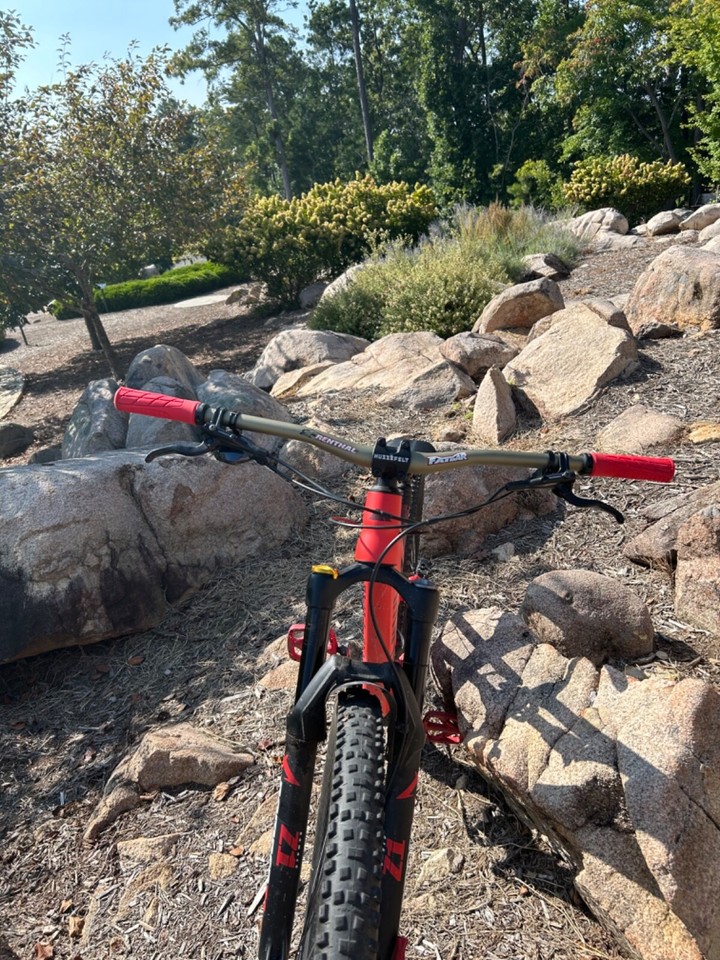 2022 Medium Canyon Neuron 5 mountain bike *with upgraded fork and ...