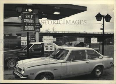 1979 Press Photo $5.00 limit signs on pumps at Arco gas station in New ...