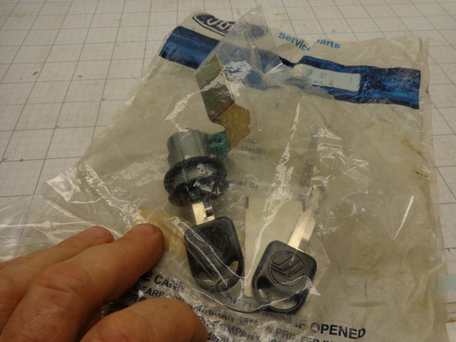 Ford F3XY-1243505-B Lock and Key Set for Rear Hatch Door 93-98 Villager ...