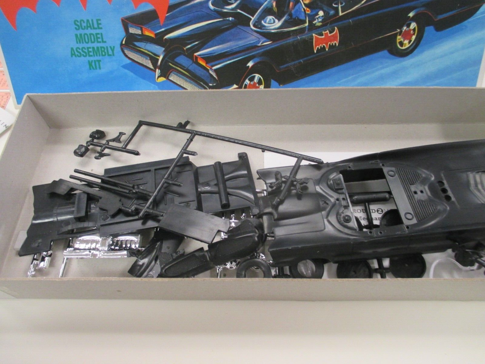 Batman 2010 Polar Lights 1:32-scale TV Batmobile Model Kit No. POL821 ...