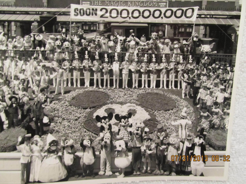 Vintage Press Photo Walt Disney World Prepares for 2 Millionth Guest ...