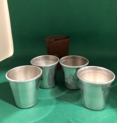 VINTAGE TRAVEL 4 METAL SHOT CUPS IN ORIGINAL LEATHER CASE GC SEE PHOTOS ...