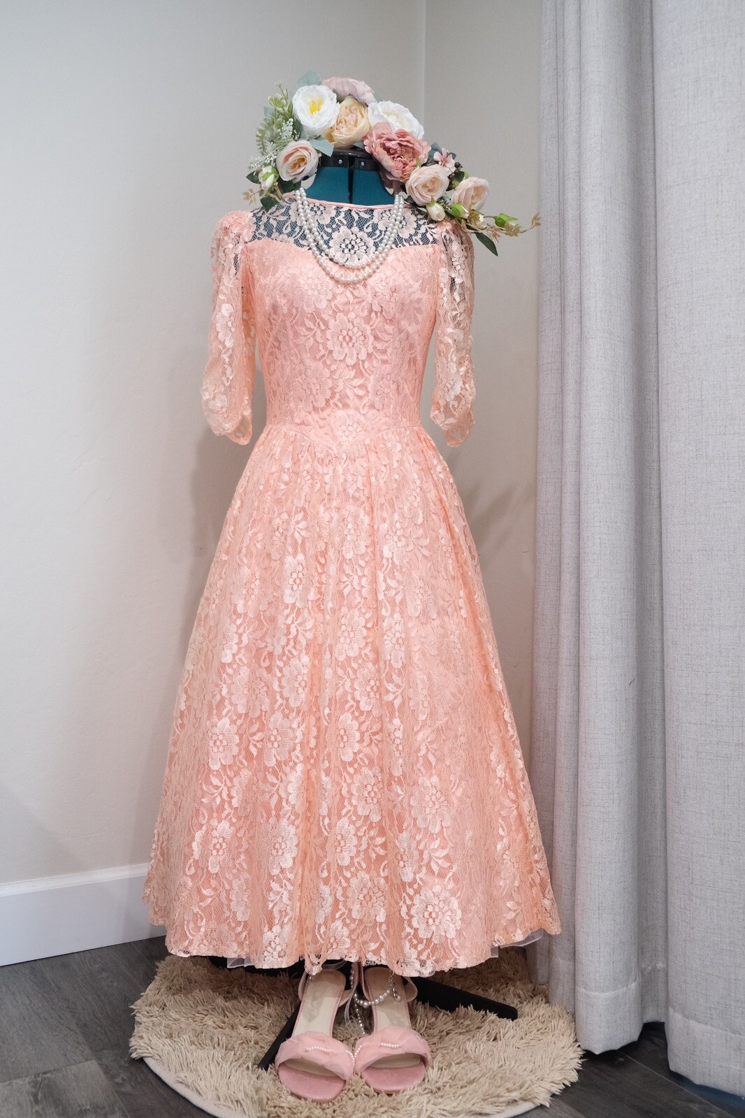 Vtg Peach lace prom gown, puff sleeves and bows - Gem