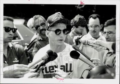 1991 Press Photo Chicago Bears' receiver Tom Waddle meets press after ...