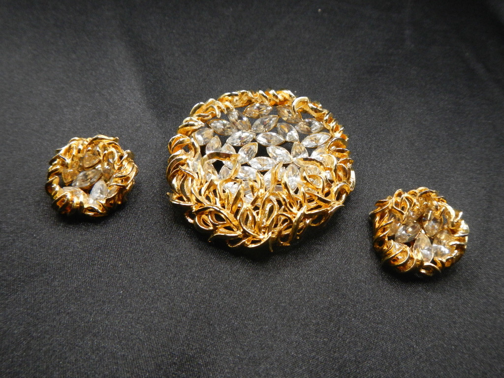 Unmarked Trifari Gold Wreath Brooch and Earrings Fill… - Gem