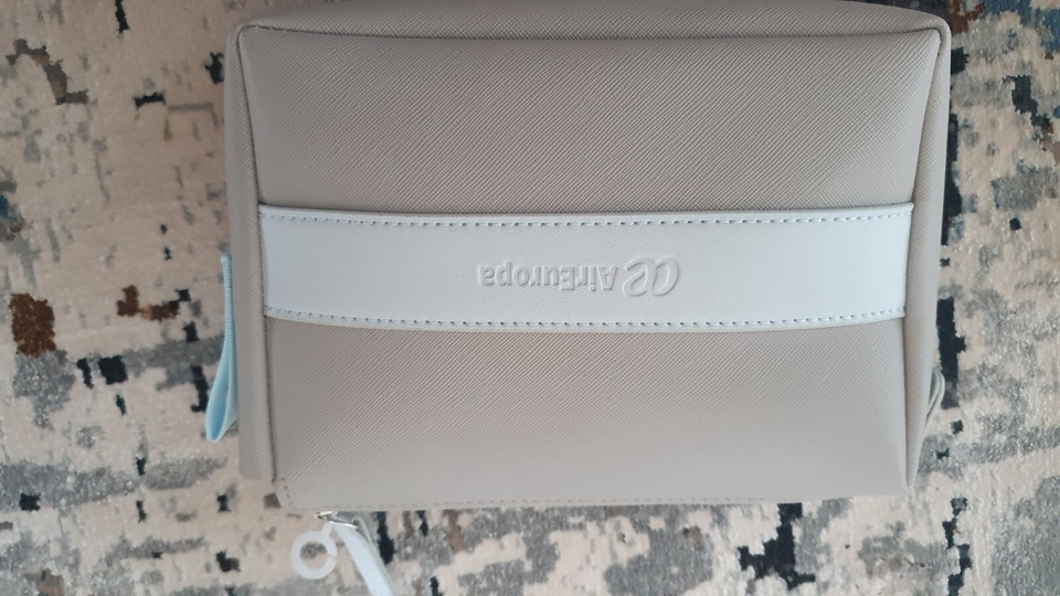 Air Europa Amenity Kit Business Class Grau/Hellblau 20x14x4cm Travel Kit OVP Air | eBay.de