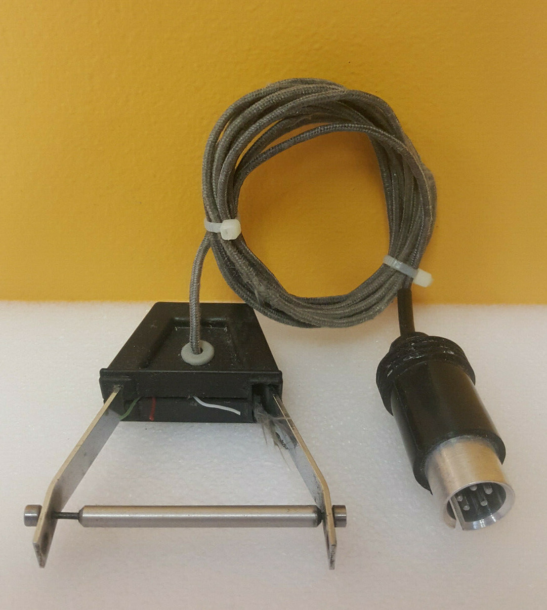 Instron 2630-005 2.0" Length, .0200" Range, Strain Gage Extensometer ...