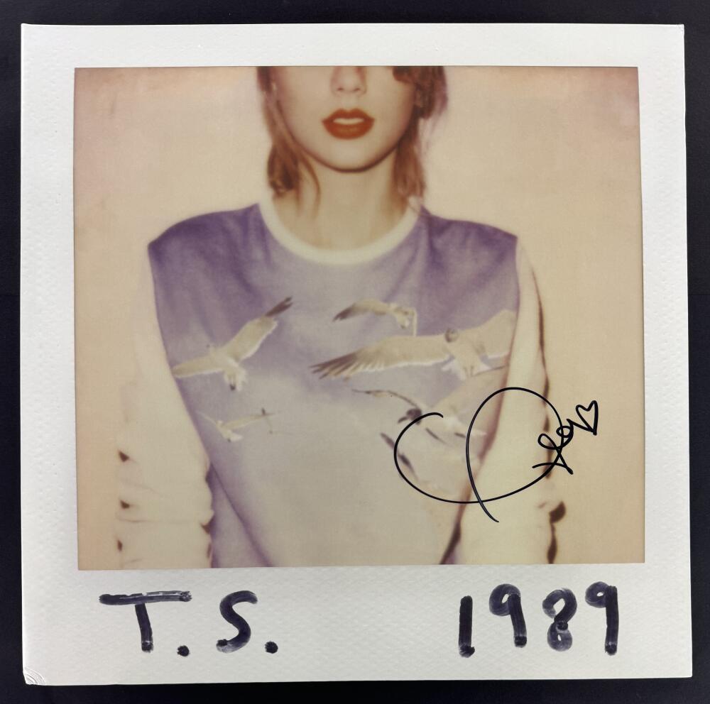 Taylor Swift Autographed Memorabilia | Signed Photo, Jersey ...