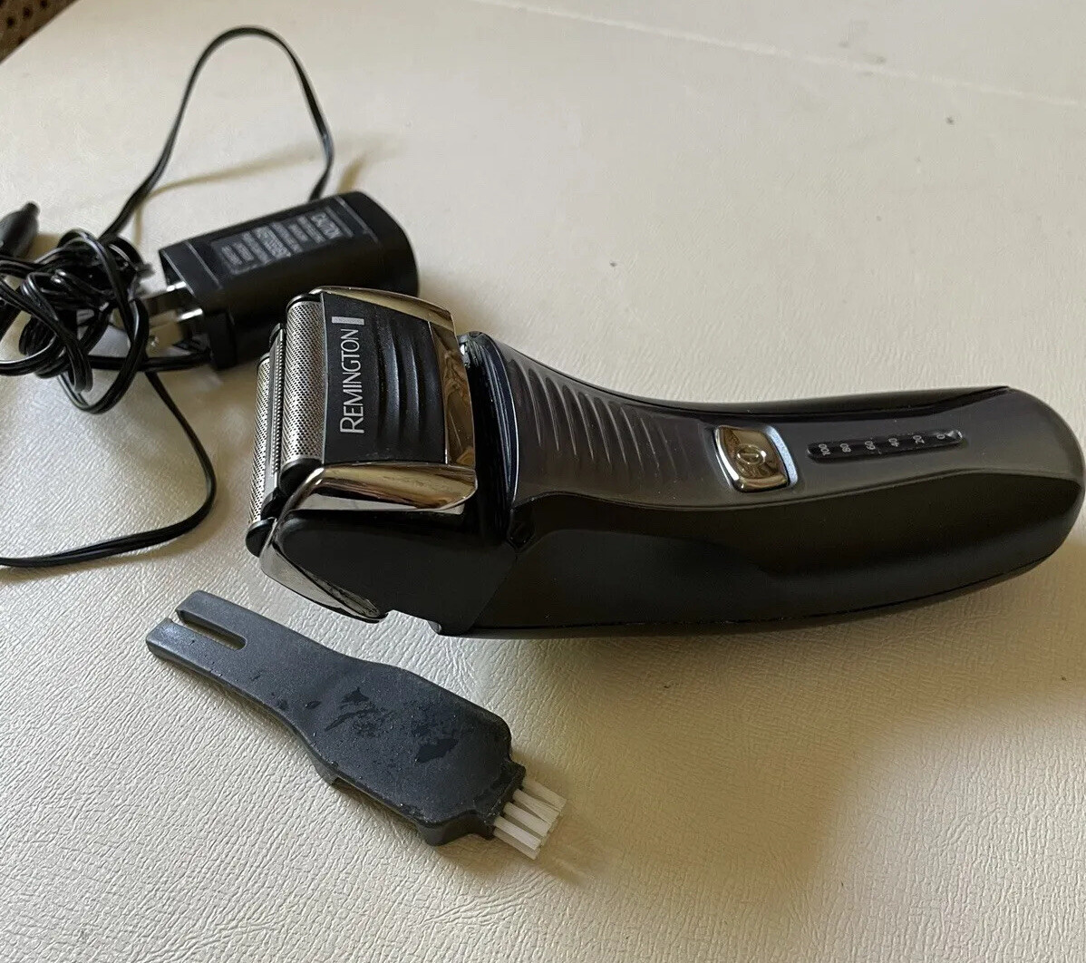 REMINGTON MICROSCREEN WATERPROOF RECHARGEABLE RAZOR W/CHARGERS BRUSH ...