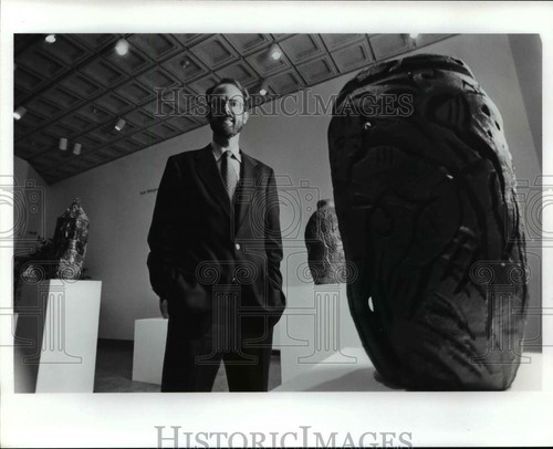 1991 Press Photo Curator Tim Hinson stands among Kirk Mangus stoneware ...