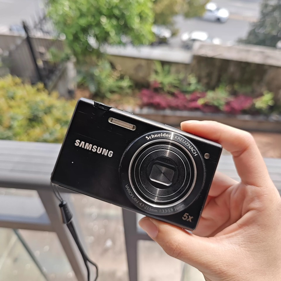 Samsung MV800 Flip-out Touch Screen Vlog Compact Digital Camera 16MP w ...