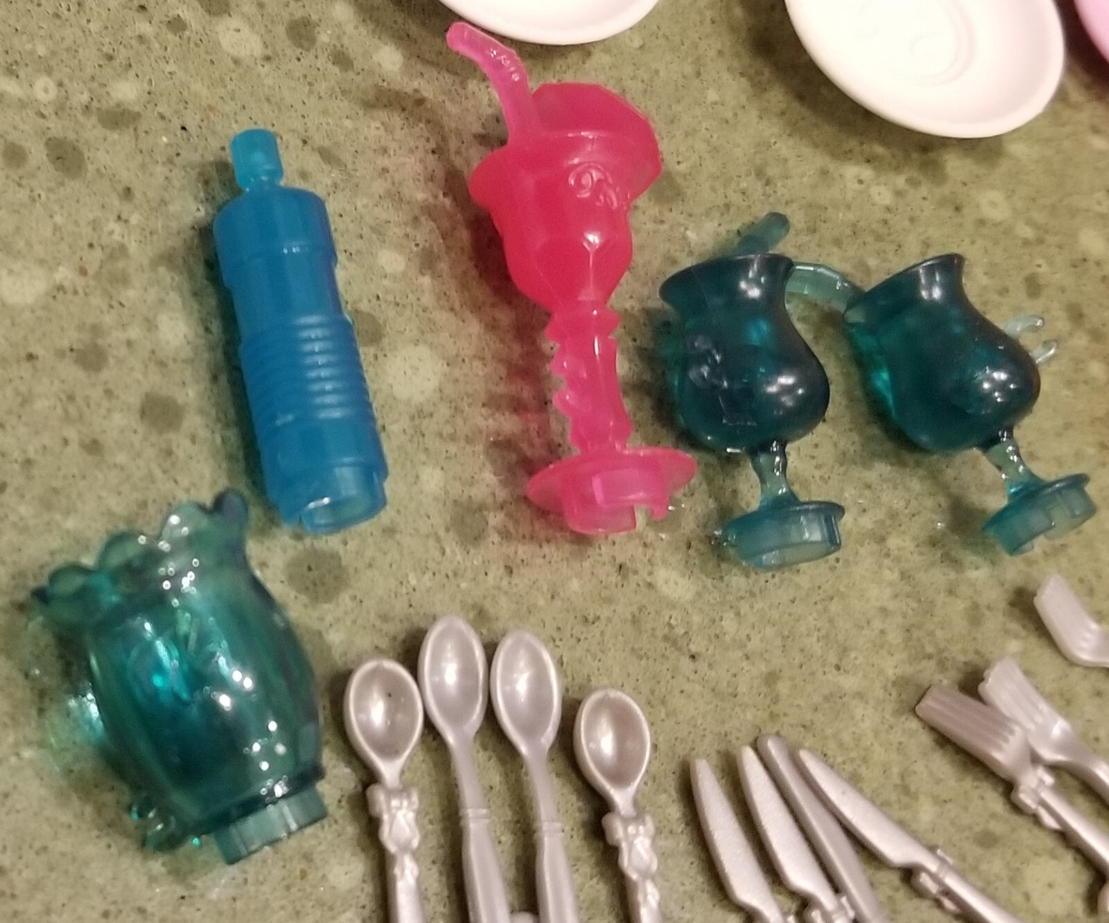 33pc BARBIE ACCESSORY LOT~CUPS~DISHES~SILVERWARE~DRINKS~UTENSILS~BOWL ...