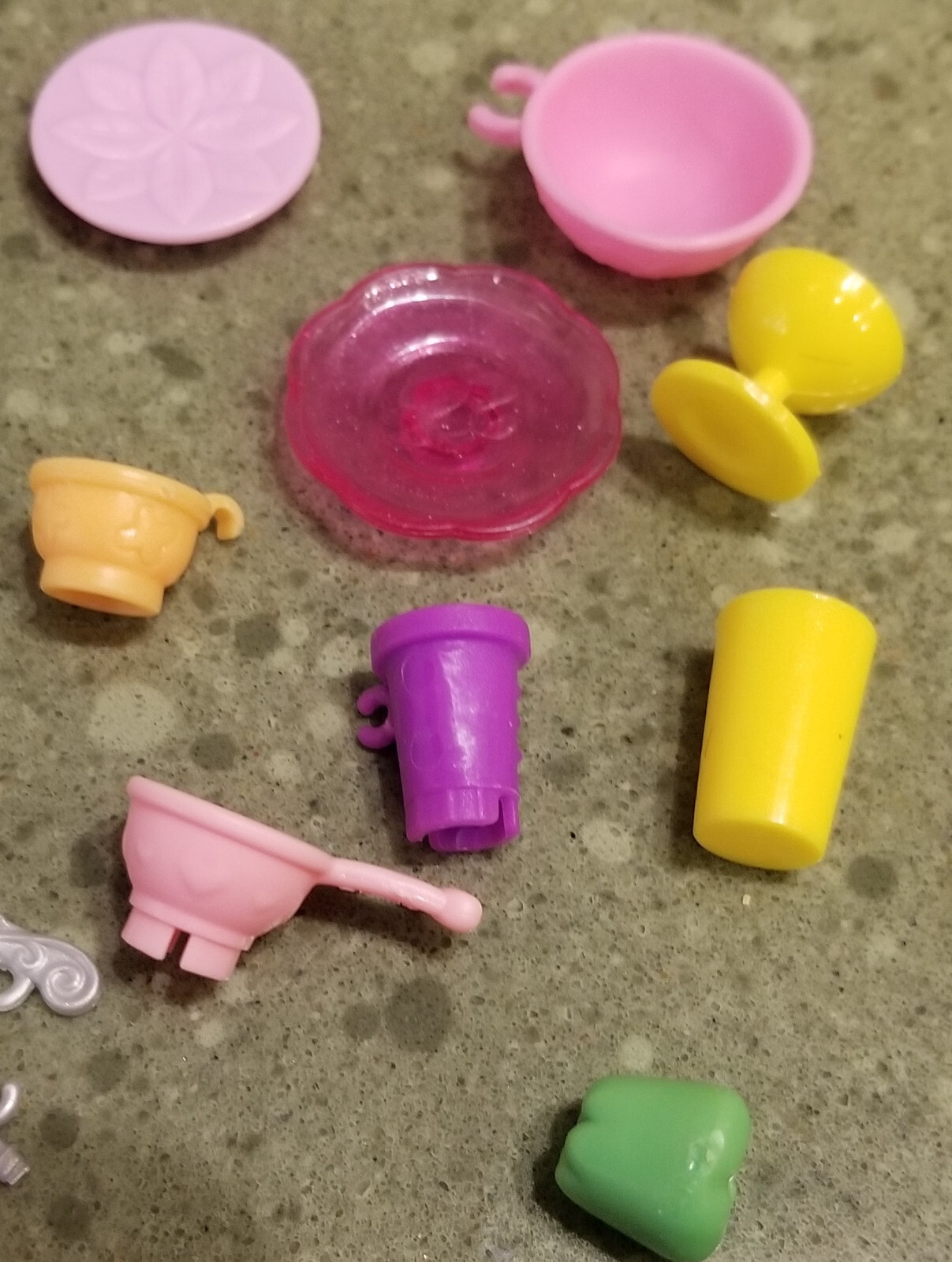 33pc BARBIE ACCESSORY LOT~CUPS~DISHES~SILVERWARE~DRINKS~UTENSILS~BOWL ...