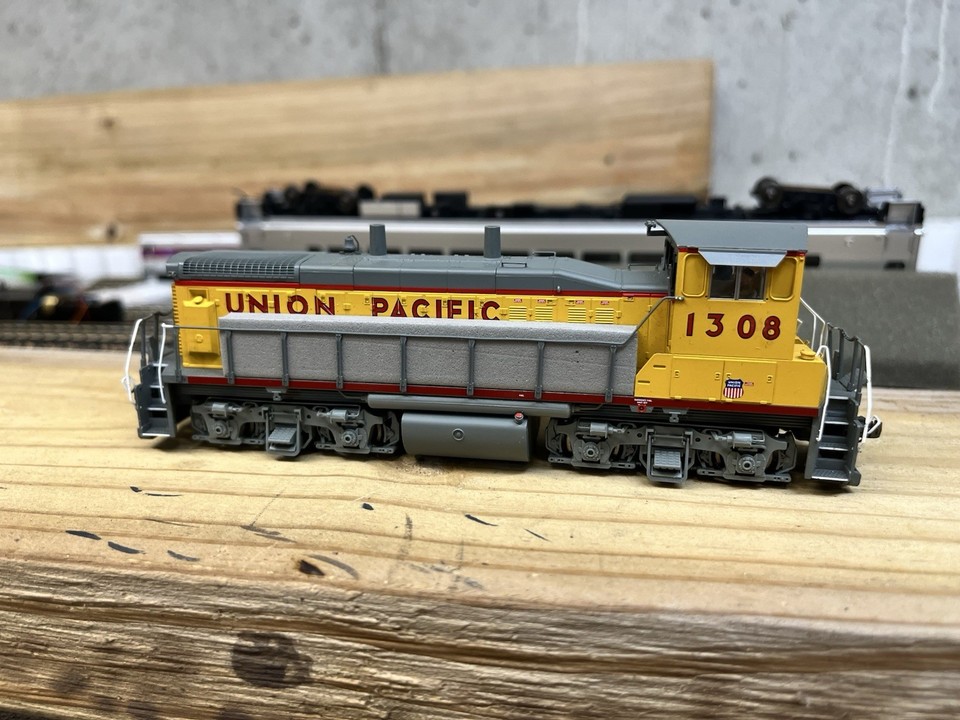 Atlas HO scale Union Pacific MP15DC #1308 | eBay