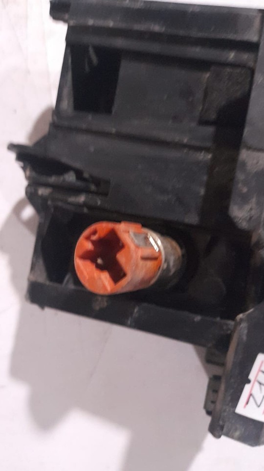 05-07 Chrysler 300 Lower Center Dash Retractable Ash Tray Receiver ...