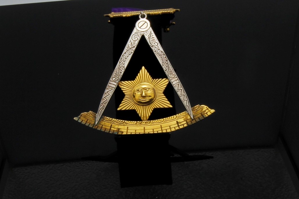 10 K Yellow and White gold Masonic Master Freemason Ribbon Pendant | eBay