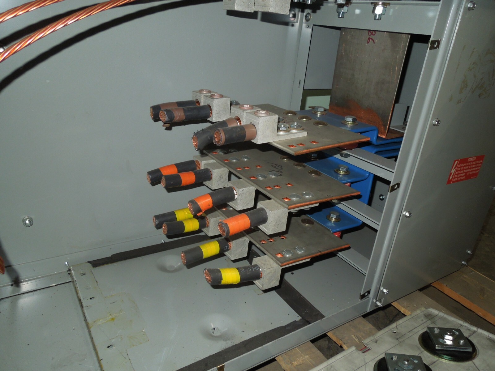 GE Spectra Series 1600A Power Take Off for 2500A 3ph 3w w/ Ground ...