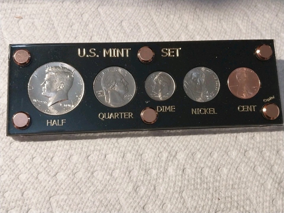 2025 MINT SET IN CAPITAL PLASTICS HOLDERS WITH SUPERIOR METALLIC COPPER ...