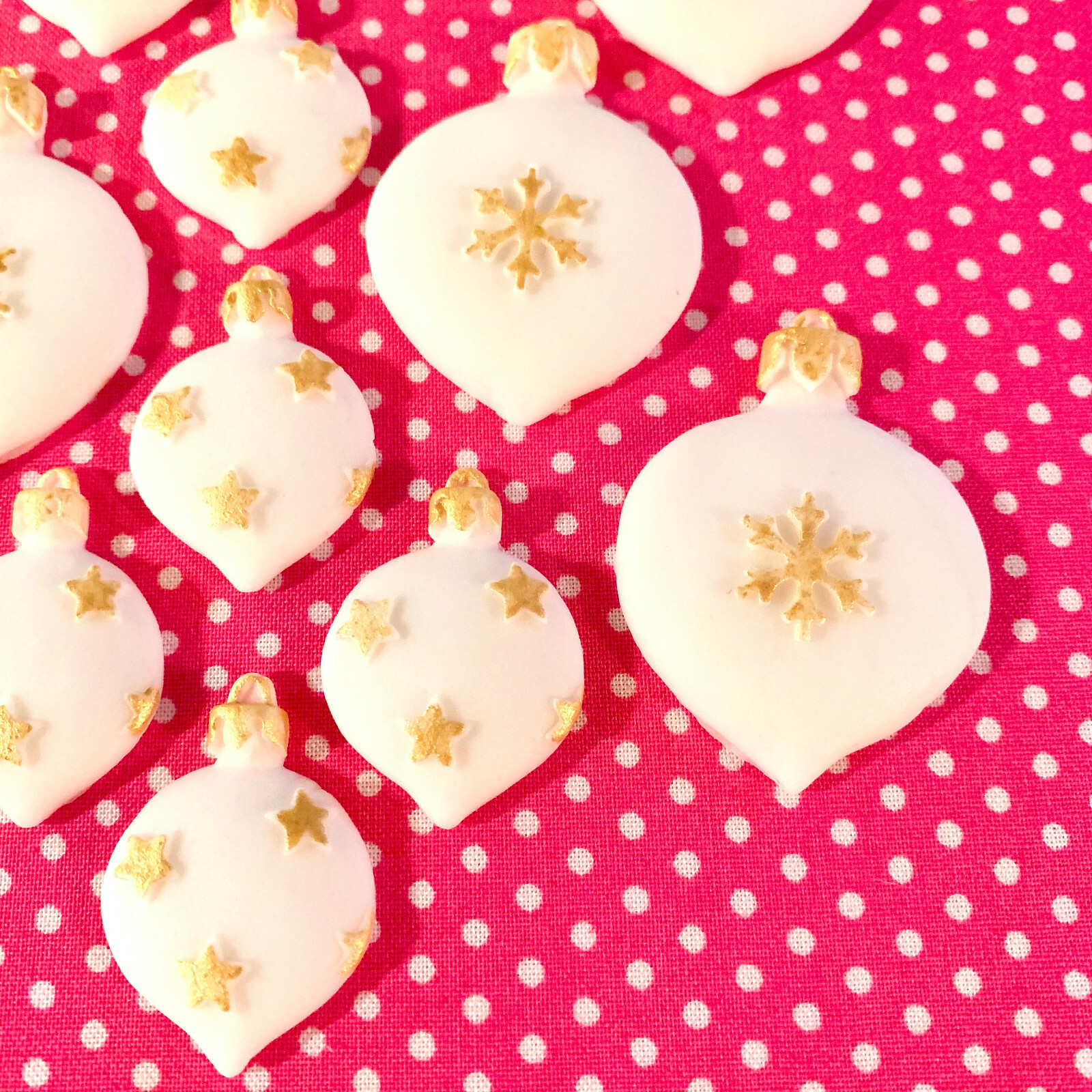 12 BAUBLES Gold bauble Christmas Decoration Edible Icing cake Cupcake ...