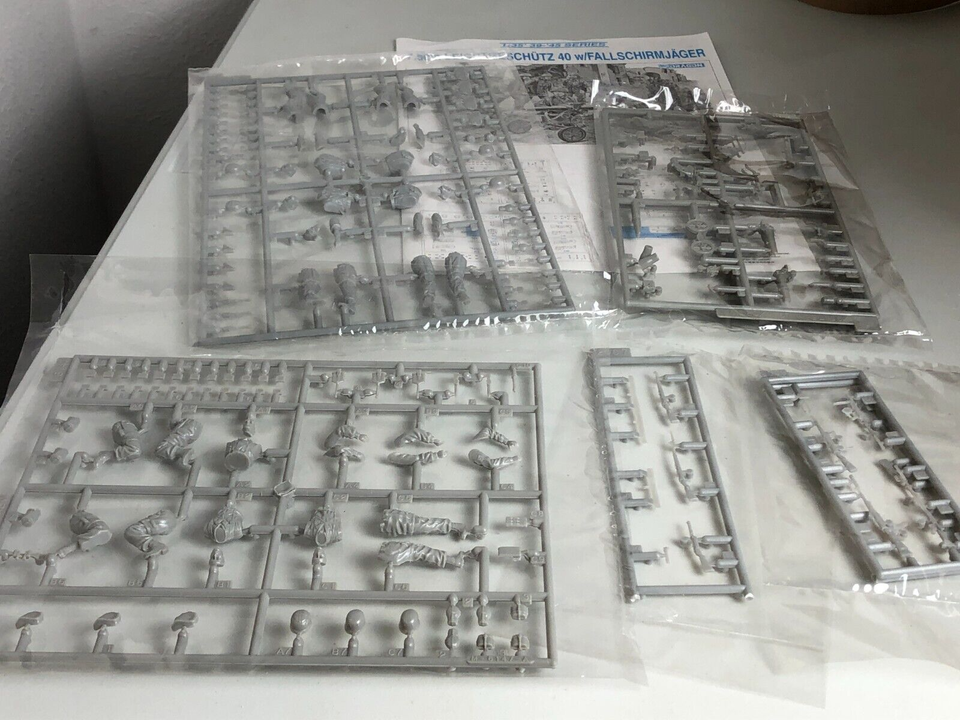 DRAGON 6147 1/35 WWII 7.5cm LEICHTGESCHÜTZ 40 w/FALLSCHIRMJÄGER Model ...