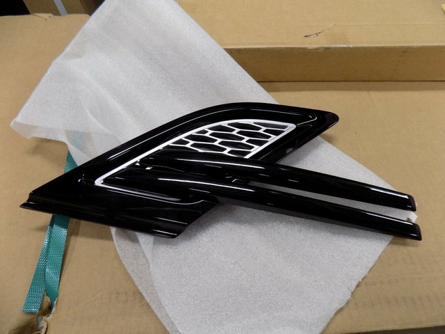 Land Rover Range Rover Sport L494 Front Right Fender Grille LR106234 ...