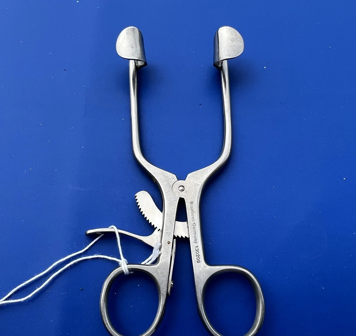 Self Retaining Retractor