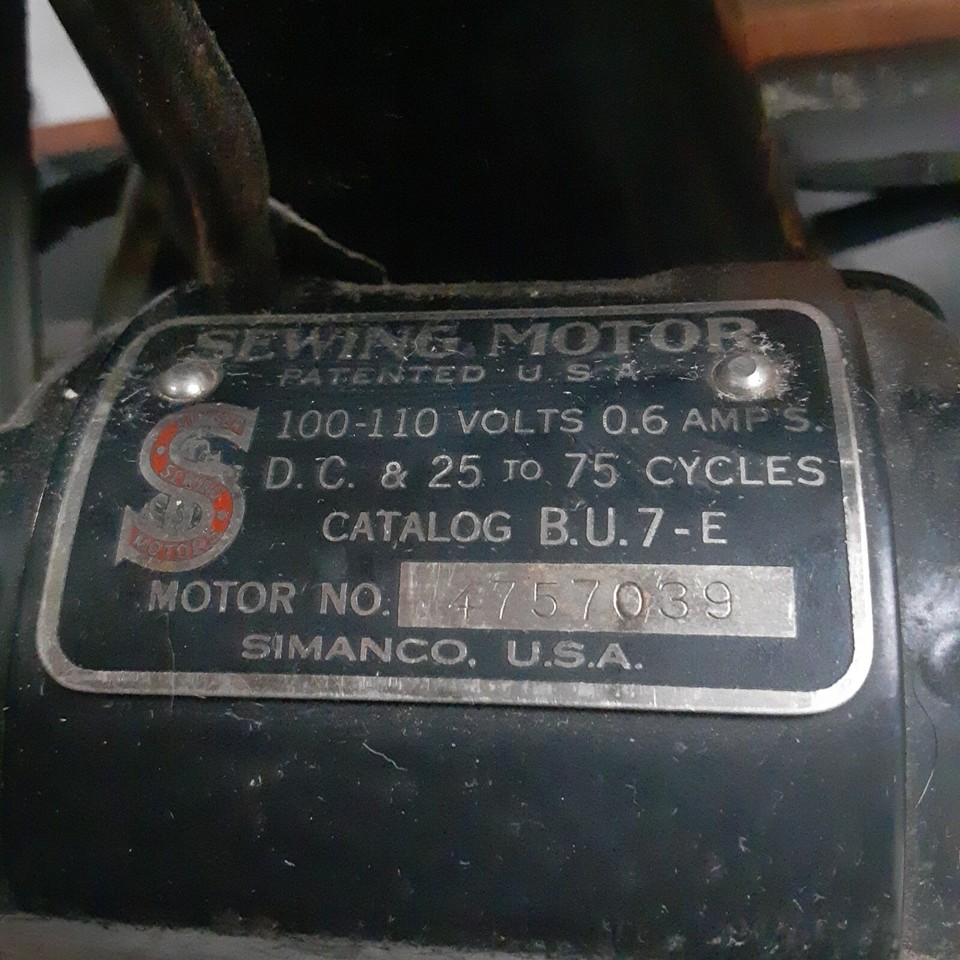 Antique 1933 Singer Sewing Machine With Knee Lever Hem Feet Crank Wood ...