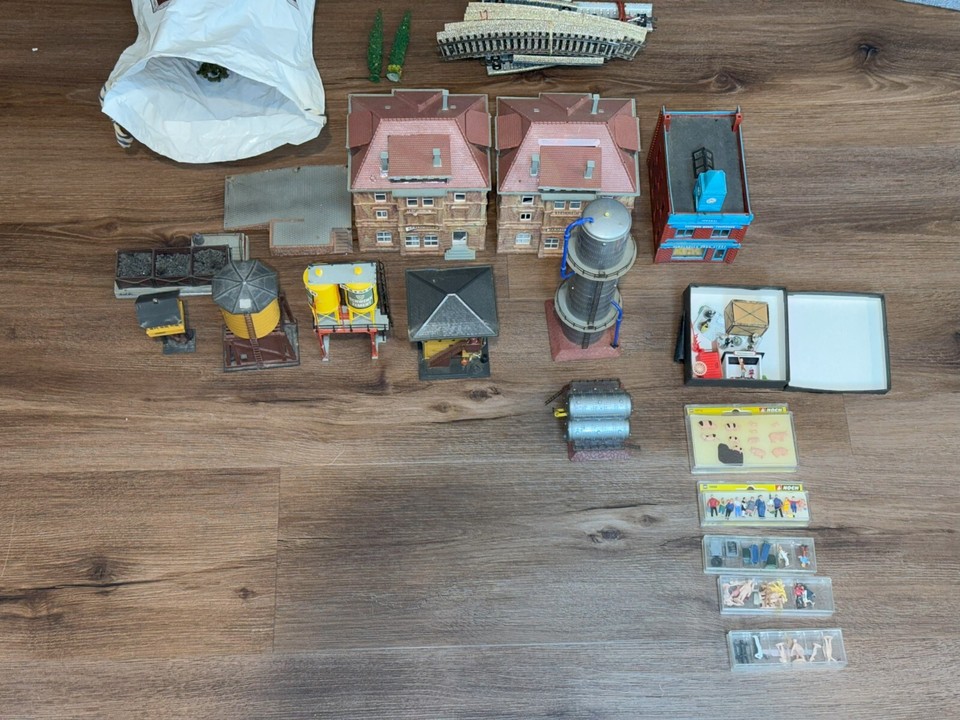 MARKLIN VINTAGE TRAIN COLLECTION WITH TRAINS, TRACK, SCALE FIGURES, AND ...
