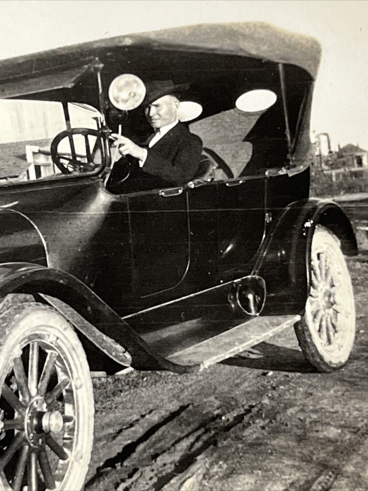 1920s MAN WITH CLASSIC CAR AUTOMOBILE License PLATE PHOTO Driving MODEL ...