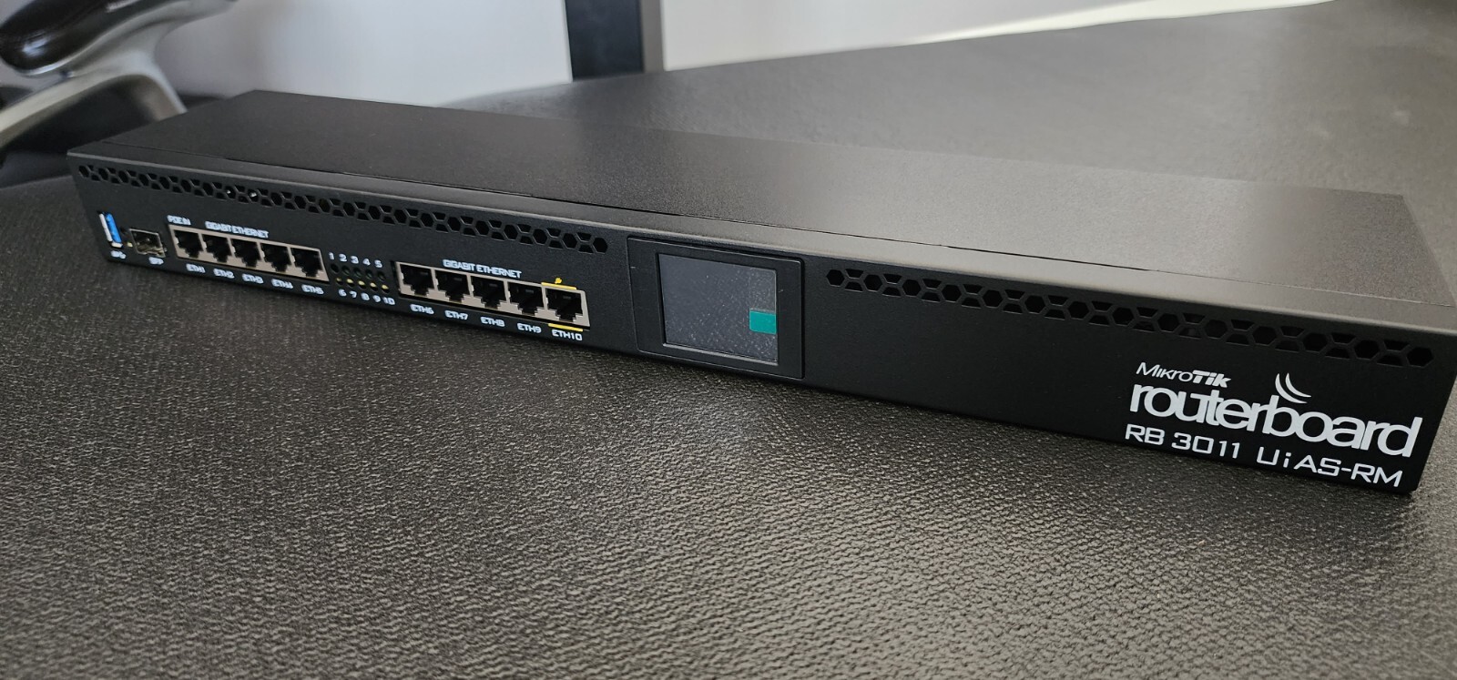 Mikrotik RB3011UIAS-RM RouterBOARD 10xGigabit Ethernet, USB 3.0, LCD ...